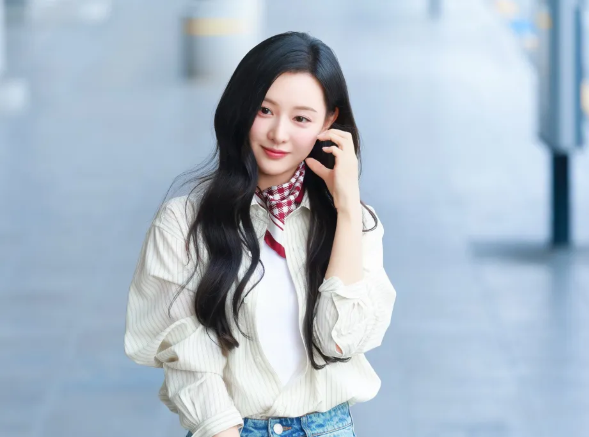 Những lần Kim Ji Won diện áo sơ mi đơn giản vẫn đủ gây thương nhớ ...